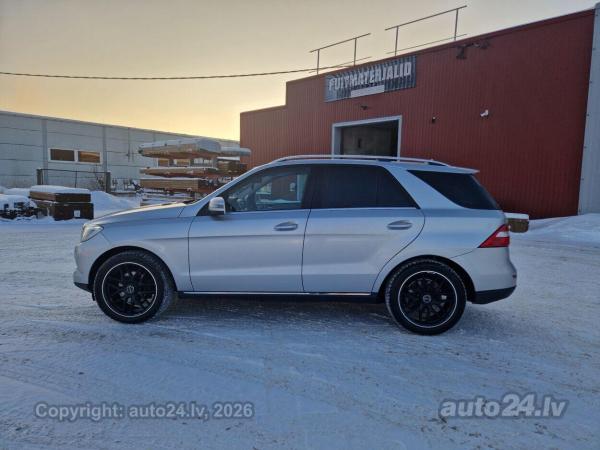 Pelēks Mercedes-Benz M-Class 2013 Viljandi, ar dzinēja tilpumu 3.00 L un nobraukumu 247 tūkst. km par 15900 €, foto 7 vietnē AUTOMOTO.COM.LV