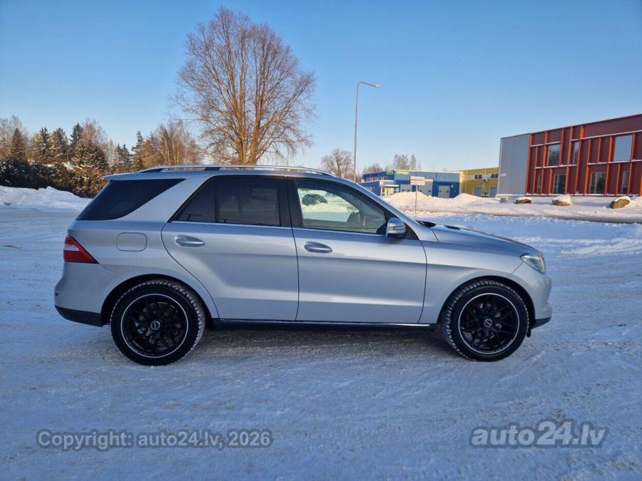 Pelēks Mercedes-Benz M-Class 2013 Viljandi, ar dzinēja tilpumu 3.00 L un nobraukumu 247 tūkst. km par 15900 €, foto 8 vietnē AUTOMOTO.COM.LV