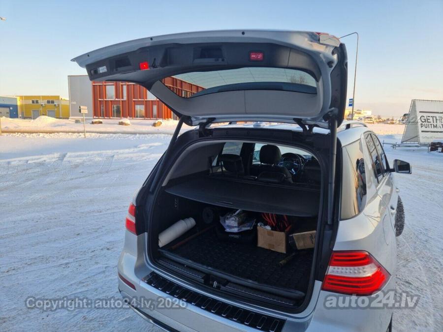 Pelēks Mercedes-Benz M-Class 2013 Viljandi, ar dzinēja tilpumu 3.00 L un nobraukumu 247 tūkst. km par 15900 €, foto 18 vietnē AUTOMOTO.COM.LV