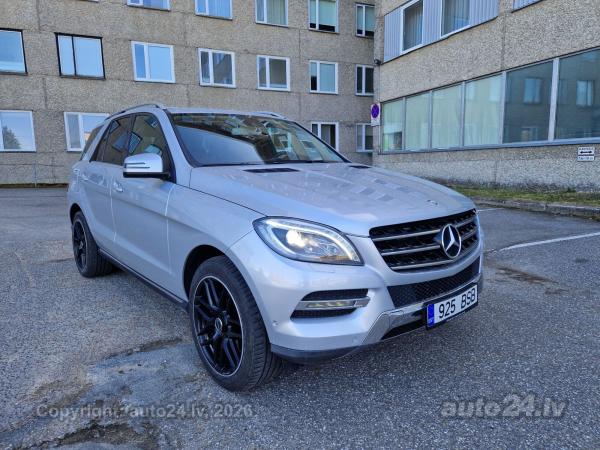 Pelēks Mercedes-Benz M-Class 2013 Viljandi, ar dzinēja tilpumu 3.00 L un nobraukumu 251 tūkst. km par 13900 €, foto 4 vietnē AUTOMOTO.COM.LV
