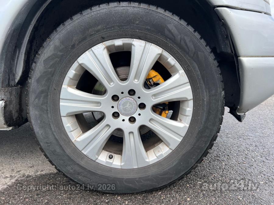 Pelēks Mercedes-Benz M-Class 2001 Narva, ar dzinēja tilpumu 2.70 L un nobraukumu 329 tūkst. km par 1999 €, foto 10 vietnē AUTOMOTO.COM.LV