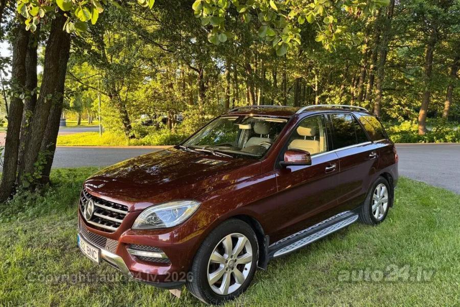 Sarkans Mercedes-Benz M-Class 2015 Tallina, ar dzinēja tilpumu 3.50 L un nobraukumu 147 tūkst. km par 23495 €, foto 1 vietnē AUTOMOTO.COM.LV