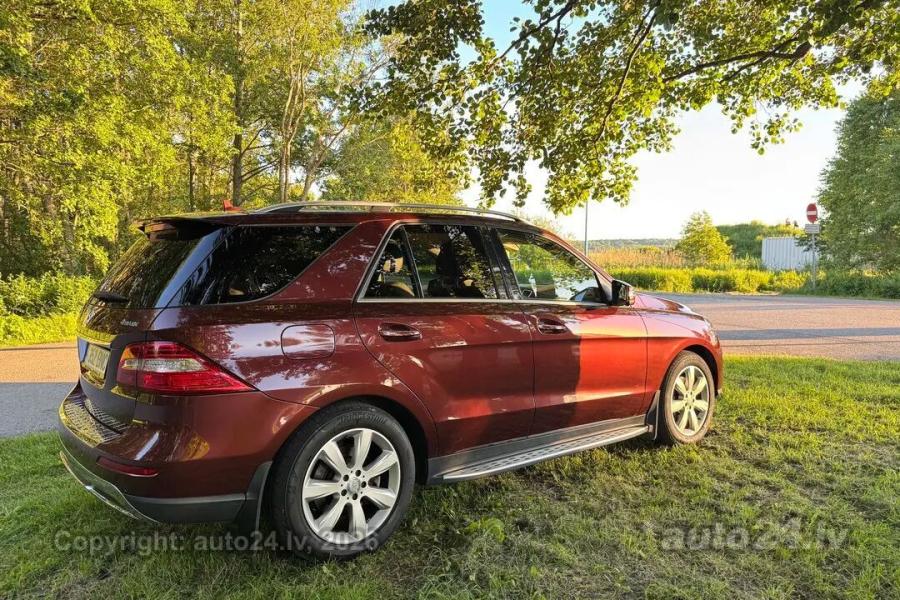 Sarkans Mercedes-Benz M-Class 2015 Tallina, ar dzinēja tilpumu 3.50 L un nobraukumu 147 tūkst. km par 23495 €, foto 3 vietnē AUTOMOTO.COM.LV