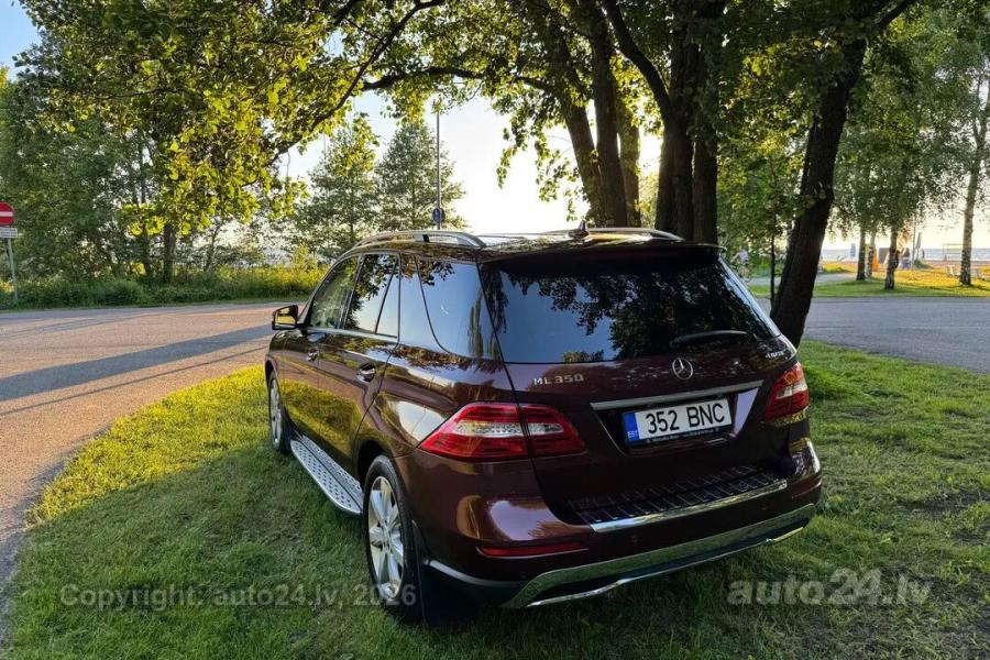 Sarkans Mercedes-Benz M-Class 2015 Tallina, ar dzinēja tilpumu 3.50 L un nobraukumu 147 tūkst. km par 23495 €, foto 4 vietnē AUTOMOTO.COM.LV