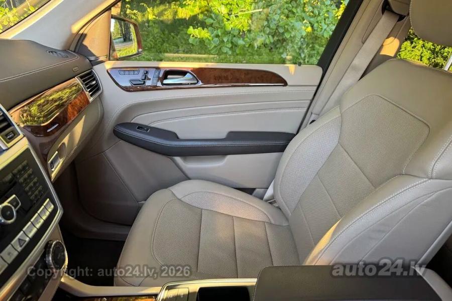 Sarkans Mercedes-Benz M-Class 2015 Tallina, ar dzinēja tilpumu 3.50 L un nobraukumu 147 tūkst. km par 23495 €, foto 12 vietnē AUTOMOTO.COM.LV