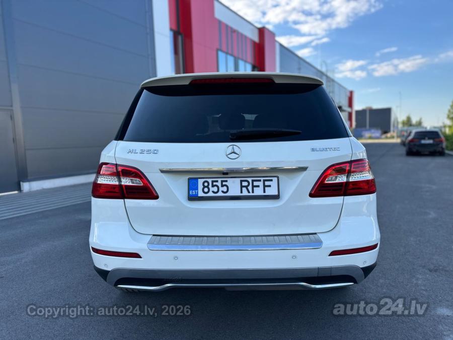 Balts Mercedes-Benz M-Class 2013 Tallina, ar dzinēja tilpumu 2.10 L un nobraukumu 248 tūkst. km par 15499 €, foto 9 vietnē AUTOMOTO.COM.LV