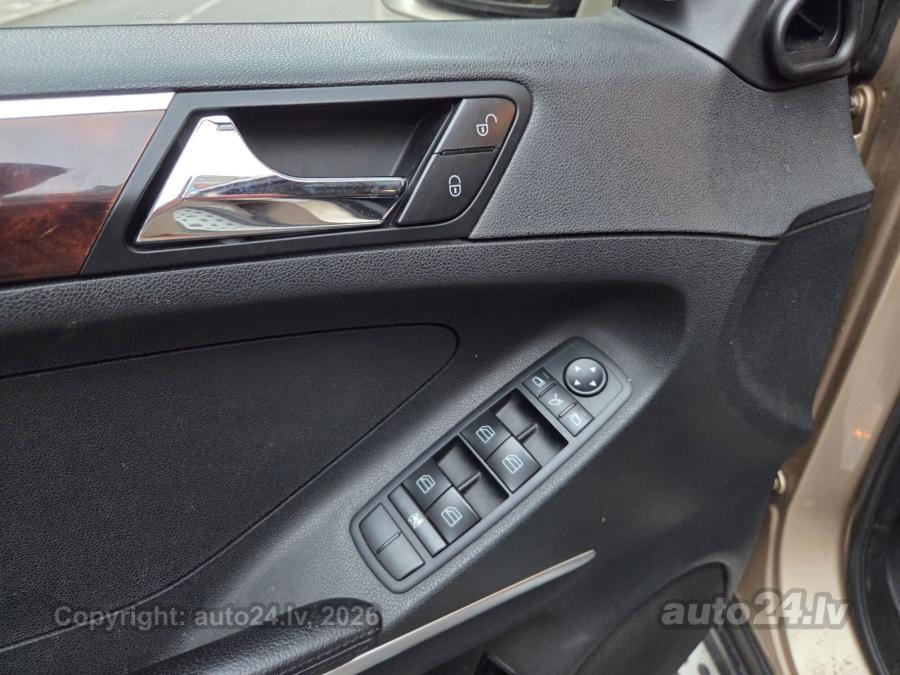Dzeltens Mercedes-Benz M-Class 2006 Tallina, ar dzinēja tilpumu 5.00 L un nobraukumu 236 tūkst. km par 6900 €, foto 18 vietnē AUTOMOTO.COM.LV