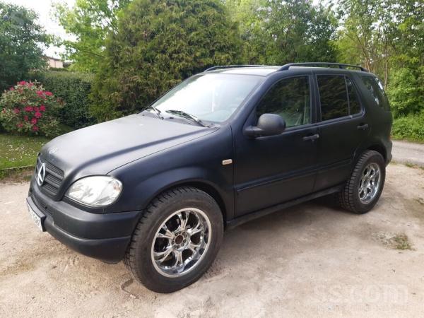 Black Mercedes-Benz ml-230 1998 in Riga, with an engine capacity of 2.30 L and mileage of 323 thousand km for 2900 €, photo 4 on AUTOMOTO.COM.LV