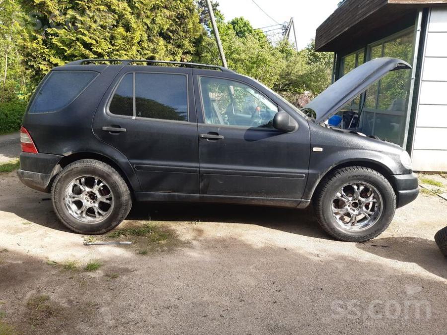 Black Mercedes-Benz ml-230 1998 in Riga, with an engine capacity of 2.30 L and mileage of 320 thousand km for 2500 €, photo 4 on AUTOMOTO.COM.LV
