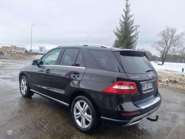 Black Mercedes-Benz ML 250 2011 in Taurage, with an engine capacity of 2.14 L and mileage of 159 thousand km for 13400 €, photo 3 on AUTOMOTO.COM.LV
