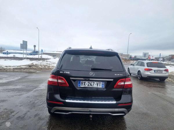 Black Mercedes-Benz ML 250 2011 in Taurage, with an engine capacity of 2.14 L and mileage of 159 thousand km for 13400 €, photo 6 on AUTOMOTO.COM.LV