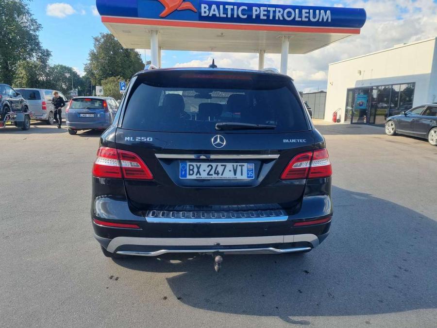 Melns Mercedes-Benz ML 250 2011 Tauragė, ar dzinēja tilpumu 2.14 L un nobraukumu 163 tūkst. km par 11400 €, foto 9 vietnē AUTOMOTO.COM.LV