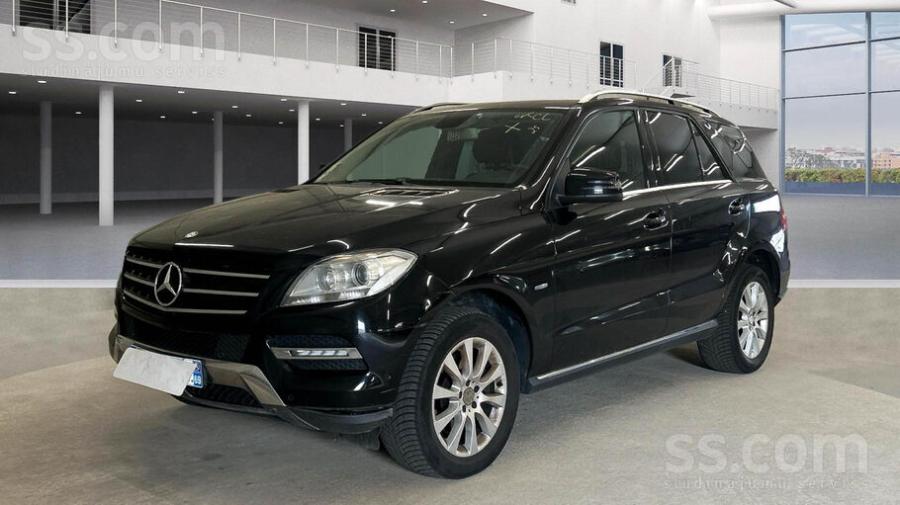 Black Mercedes-Benz ML 250 2012 in Riga, with an engine capacity of 2.20 L and mileage of 228 thousand km for 13555 €, photo 1 on AUTOMOTO.COM.LV