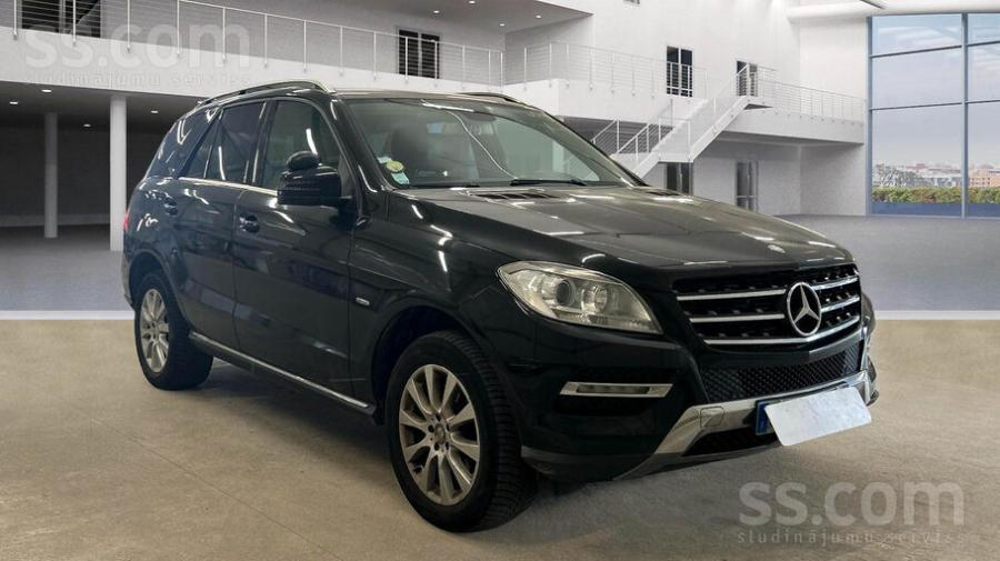 Black Mercedes-Benz ML 250 2012 in Riga, with an engine capacity of 2.20 L and mileage of 228 thousand km for 13555 €, photo 3 on AUTOMOTO.COM.LV