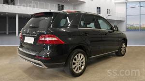 Black Mercedes-Benz ML 250 2012 in Riga, with an engine capacity of 2.20 L and mileage of 228 thousand km for 13555 €, photo 4 on AUTOMOTO.COM.LV