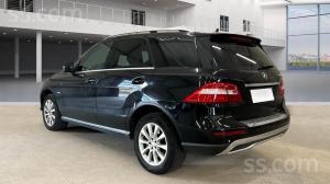 Black Mercedes-Benz ML 250 2012 in Riga, with an engine capacity of 2.20 L and mileage of 228 thousand km for 13555 €, photo 5 on AUTOMOTO.COM.LV