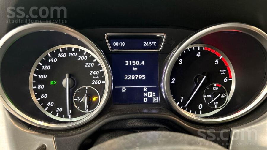 Black Mercedes-Benz ML 250 2012 in Riga, with an engine capacity of 2.20 L and mileage of 228 thousand km for 13555 €, photo 7 on AUTOMOTO.COM.LV