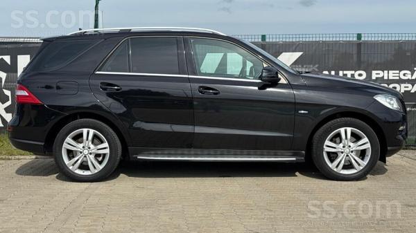 Black Mercedes-Benz ML 250 2012 in Liepaja, with an engine capacity of 2.20 L and mileage of 220 thousand km for 14650 €, photo 4 on AUTOMOTO.COM.LV