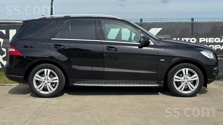 Black Mercedes-Benz ML 250 2012 in Liepaja, with an engine capacity of 2.20 L and mileage of 220 thousand km for 14650 €, photo 4 on AUTOMOTO.COM.LV