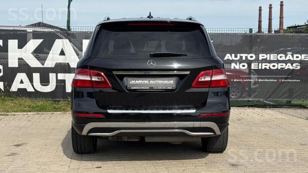 Black Mercedes-Benz ML 250 2012 in Liepaja, with an engine capacity of 2.20 L and mileage of 220 thousand km for 14650 €, photo 6 on AUTOMOTO.COM.LV