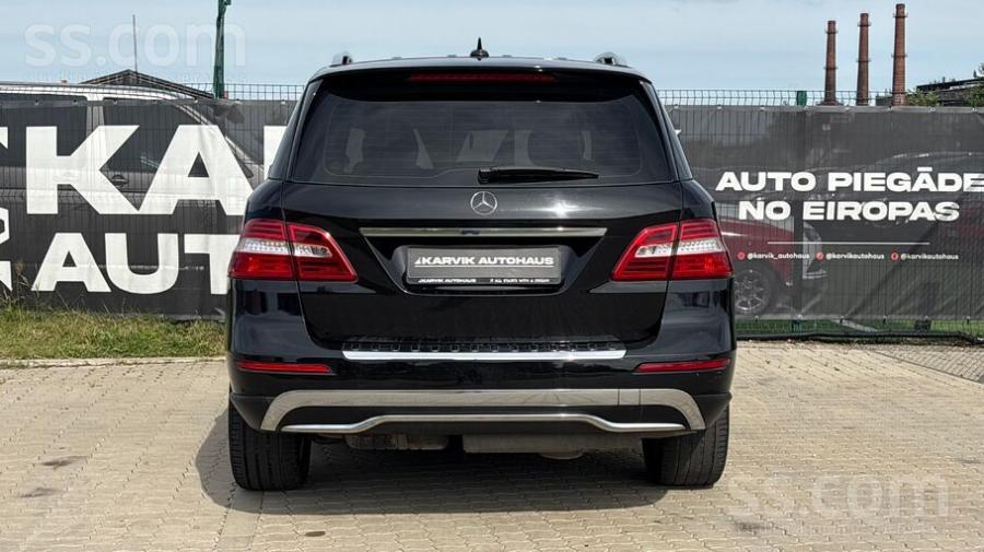 Black Mercedes-Benz ML 250 2012 in Liepaja, with an engine capacity of 2.20 L and mileage of 220 thousand km for 14650 €, photo 6 on AUTOMOTO.COM.LV