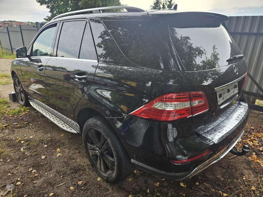 Melns Mercedes-Benz ML 250 2013 Šauļi, ar dzinēja tilpumu 2.14 L un nobraukumu 290 tūkst. km par 7900 €, foto 5 vietnē AUTOMOTO.COM.LV