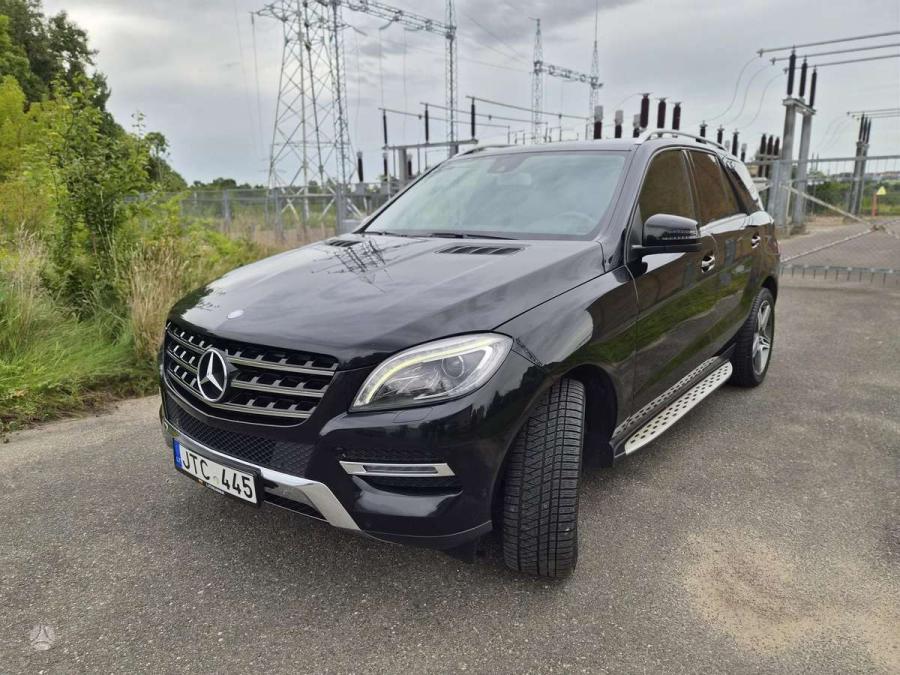 Black Mercedes-Benz ML 250 2013 in Klaipeda, with an engine capacity of 2.14 L and mileage of 360 thousand km for 12000 €, photo 1 on AUTOMOTO.COM.LV