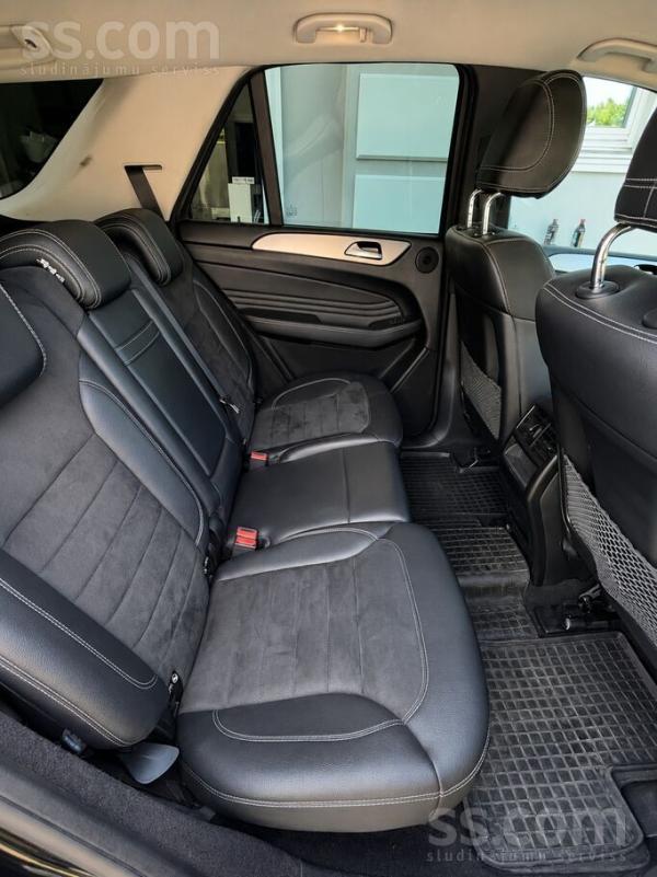 Black Mercedes-Benz ML 250 2014 in Riga, with an engine capacity of 2.20 L and mileage of 251 thousand km for 15500 €, photo 4 on AUTOMOTO.COM.LV