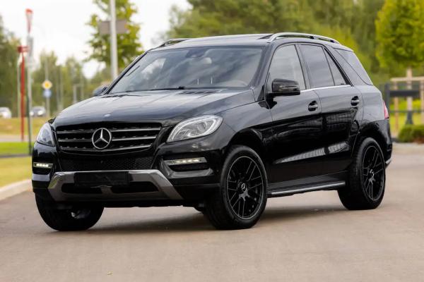 Black Mercedes-Benz ML 250 2014 in Jelgava, with an engine capacity of 2.20 L and mileage of 260 thousand km for 14500 €, photo 1 on AUTOMOTO.COM.LV