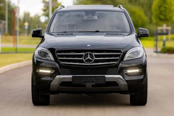 Black Mercedes-Benz ML 250 2014 in Jelgava, with an engine capacity of 2.20 L and mileage of 260 thousand km for 14500 €, photo 2 on AUTOMOTO.COM.LV