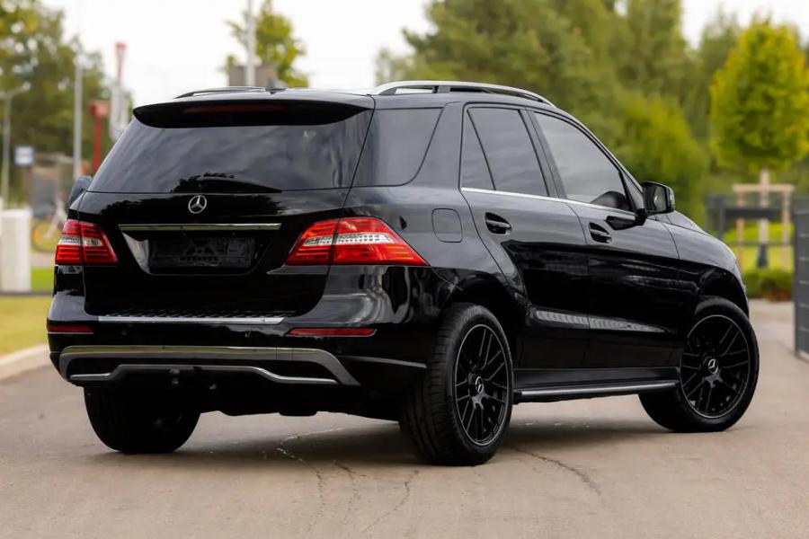 Black Mercedes-Benz ML 250 2014 in Jelgava, with an engine capacity of 2.20 L and mileage of 260 thousand km for 14500 €, photo 5 on AUTOMOTO.COM.LV