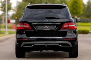 Black Mercedes-Benz ML 250 2014 in Jelgava, with an engine capacity of 2.20 L and mileage of 260 thousand km for 14500 €, photo 6 on AUTOMOTO.COM.LV