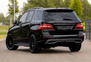 Black Mercedes-Benz ML 250 2014 in Jelgava, with an engine capacity of 2.20 L and mileage of 260 thousand km for 14500 €, photo 7 on AUTOMOTO.COM.LV