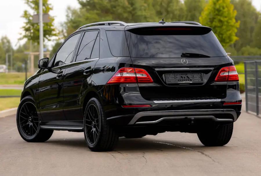 Black Mercedes-Benz ML 250 2014 in Jelgava, with an engine capacity of 2.20 L and mileage of 260 thousand km for 14500 €, photo 7 on AUTOMOTO.COM.LV