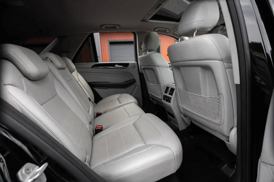 Black Mercedes-Benz ML 250 2014 in Jelgava, with an engine capacity of 2.20 L and mileage of 260 thousand km for 14500 €, photo 11 on AUTOMOTO.COM.LV
