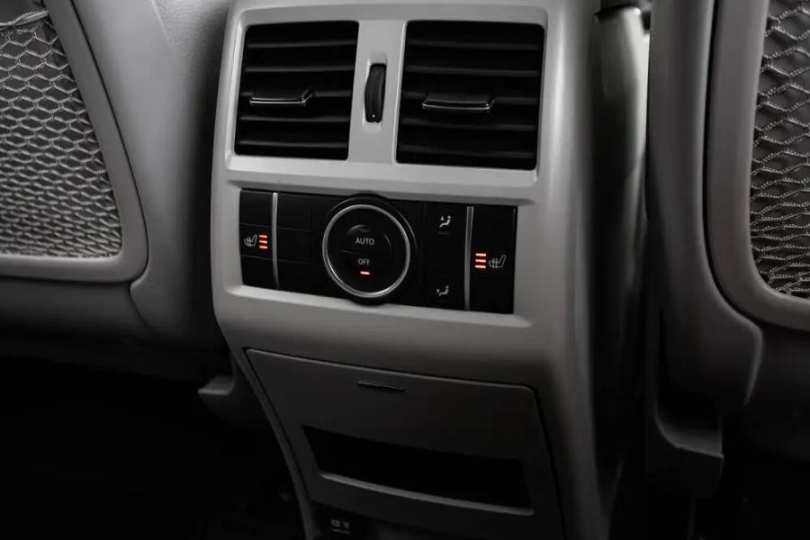 Black Mercedes-Benz ML 250 2014 in Jelgava, with an engine capacity of 2.20 L and mileage of 260 thousand km for 14500 €, photo 12 on AUTOMOTO.COM.LV