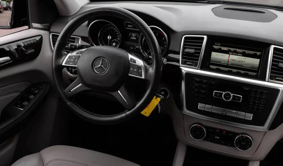 Black Mercedes-Benz ML 250 2014 in Jelgava, with an engine capacity of 2.20 L and mileage of 260 thousand km for 14500 €, photo 15 on AUTOMOTO.COM.LV