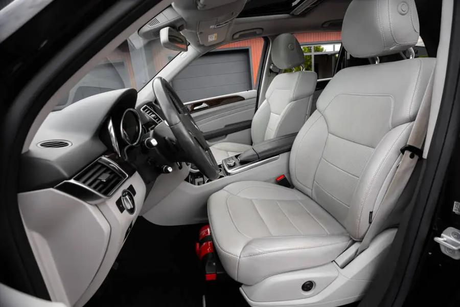 Black Mercedes-Benz ML 250 2014 in Jelgava, with an engine capacity of 2.20 L and mileage of 260 thousand km for 14500 €, photo 17 on AUTOMOTO.COM.LV