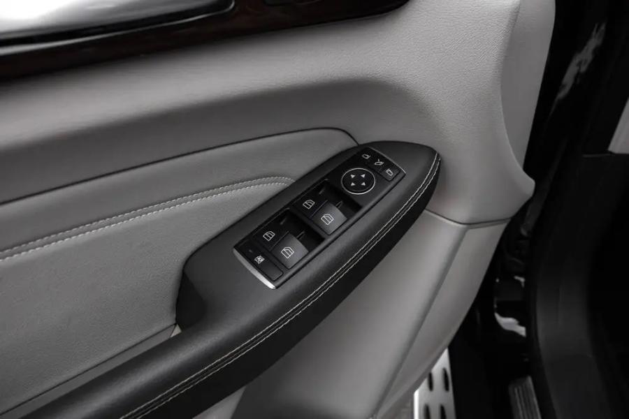 Black Mercedes-Benz ML 250 2014 in Jelgava, with an engine capacity of 2.20 L and mileage of 260 thousand km for 14500 €, photo 18 on AUTOMOTO.COM.LV