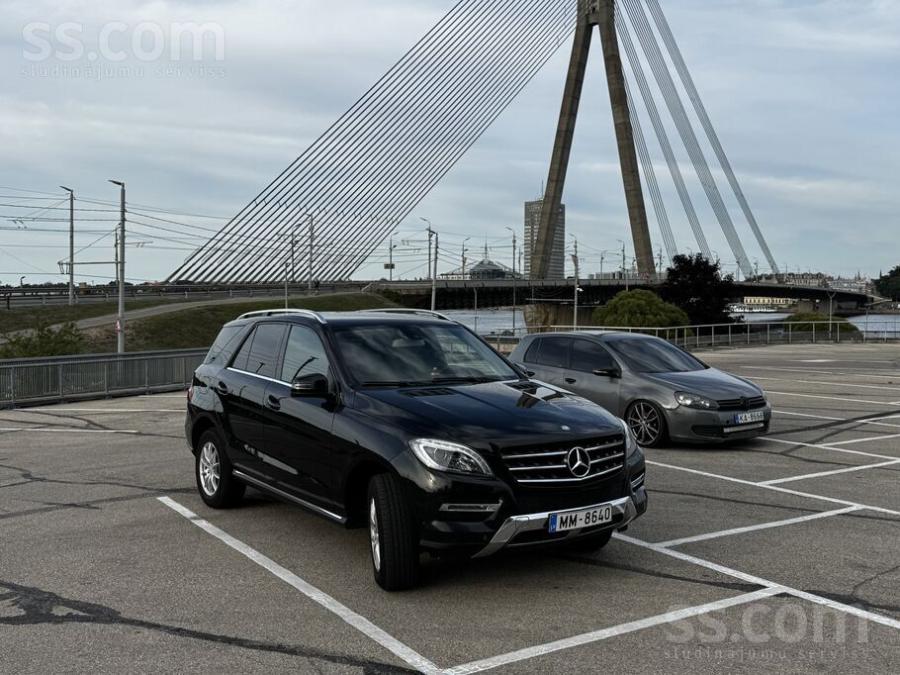 Black Mercedes-Benz ML 250 2015 in Riga, with an engine capacity of 2.20 L and mileage of 250 thousand km for 15250 €, photo 1 on AUTOMOTO.COM.LV