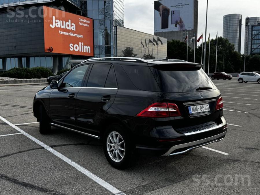 Black Mercedes-Benz ML 250 2015 in Riga, with an engine capacity of 2.20 L and mileage of 250 thousand km for 15250 €, photo 3 on AUTOMOTO.COM.LV