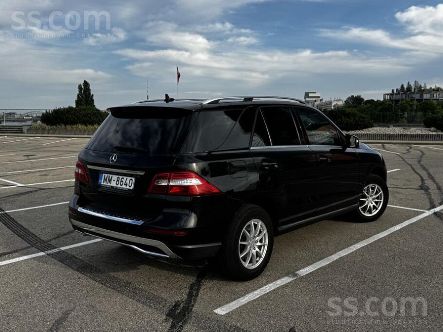 Black Mercedes-Benz ML 250 2015 in Riga, with an engine capacity of 2.20 L and mileage of 250 thousand km for 15250 €, photo 4 on AUTOMOTO.COM.LV