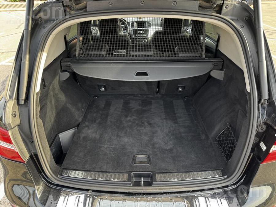 Black Mercedes-Benz ML 250 2015 in Riga, with an engine capacity of 2.20 L and mileage of 250 thousand km for 15250 €, photo 9 on AUTOMOTO.COM.LV