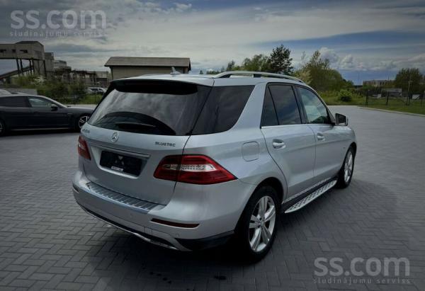 Mercedes-Benz ML 250 2012 in Vilnius, with an engine capacity of 2.10 L and mileage of 251 thousand km for 13999 €, photo 5 on AUTOMOTO.COM.LV