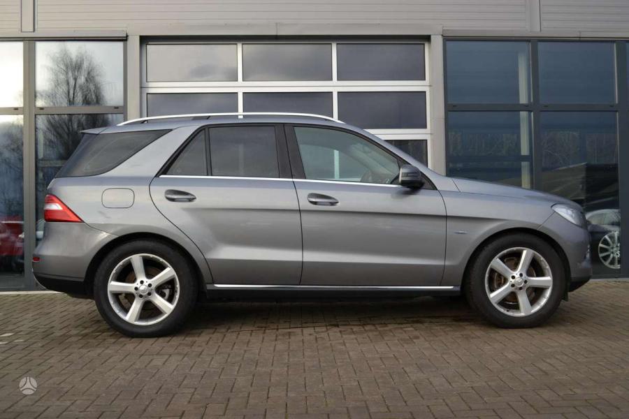 Pelēks Mercedes-Benz ML 250 2012 Viļņa, ar dzinēja tilpumu 2.14 L un nobraukumu 287 tūkst. km par 13000 €, foto 5 vietnē AUTOMOTO.COM.LV