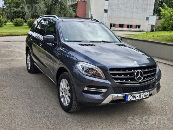 Grey Mercedes-Benz ML 250 2012 in Jekabpils, with an engine capacity of 2.20 L and mileage of 260 thousand km for 13790 €, photo 4 on AUTOMOTO.COM.LV