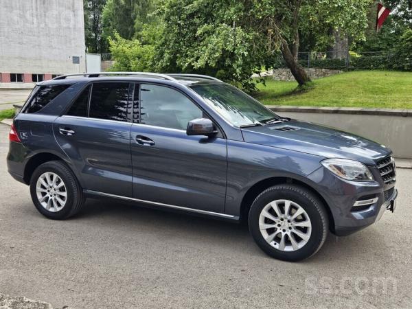 Grey Mercedes-Benz ML 250 2012 in Jekabpils, with an engine capacity of 2.20 L and mileage of 260 thousand km for 13790 €, photo 5 on AUTOMOTO.COM.LV