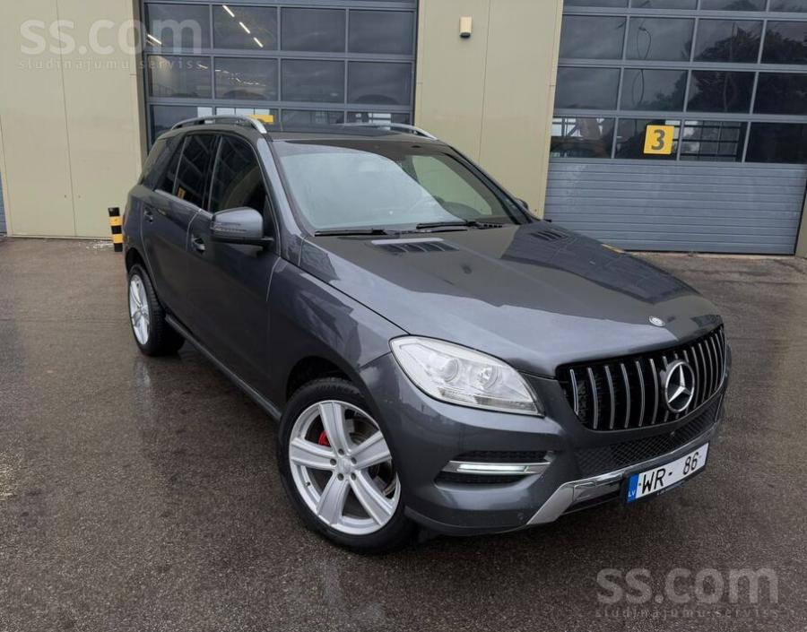 Grey Mercedes-Benz ML 250 2012 in Riga, with an engine capacity of 2.20 L and mileage of 323 thousand km for 11500 €, photo 3 on AUTOMOTO.COM.LV