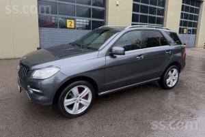 Grey Mercedes-Benz ML 250 2012 in Riga, with an engine capacity of 2.20 L and mileage of 323 thousand km for 11500 €, photo 4 on AUTOMOTO.COM.LV