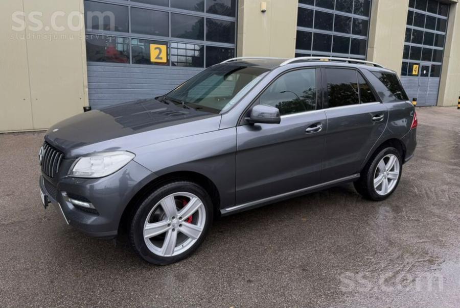 Grey Mercedes-Benz ML 250 2012 in Riga, with an engine capacity of 2.20 L and mileage of 323 thousand km for 11500 €, photo 4 on AUTOMOTO.COM.LV